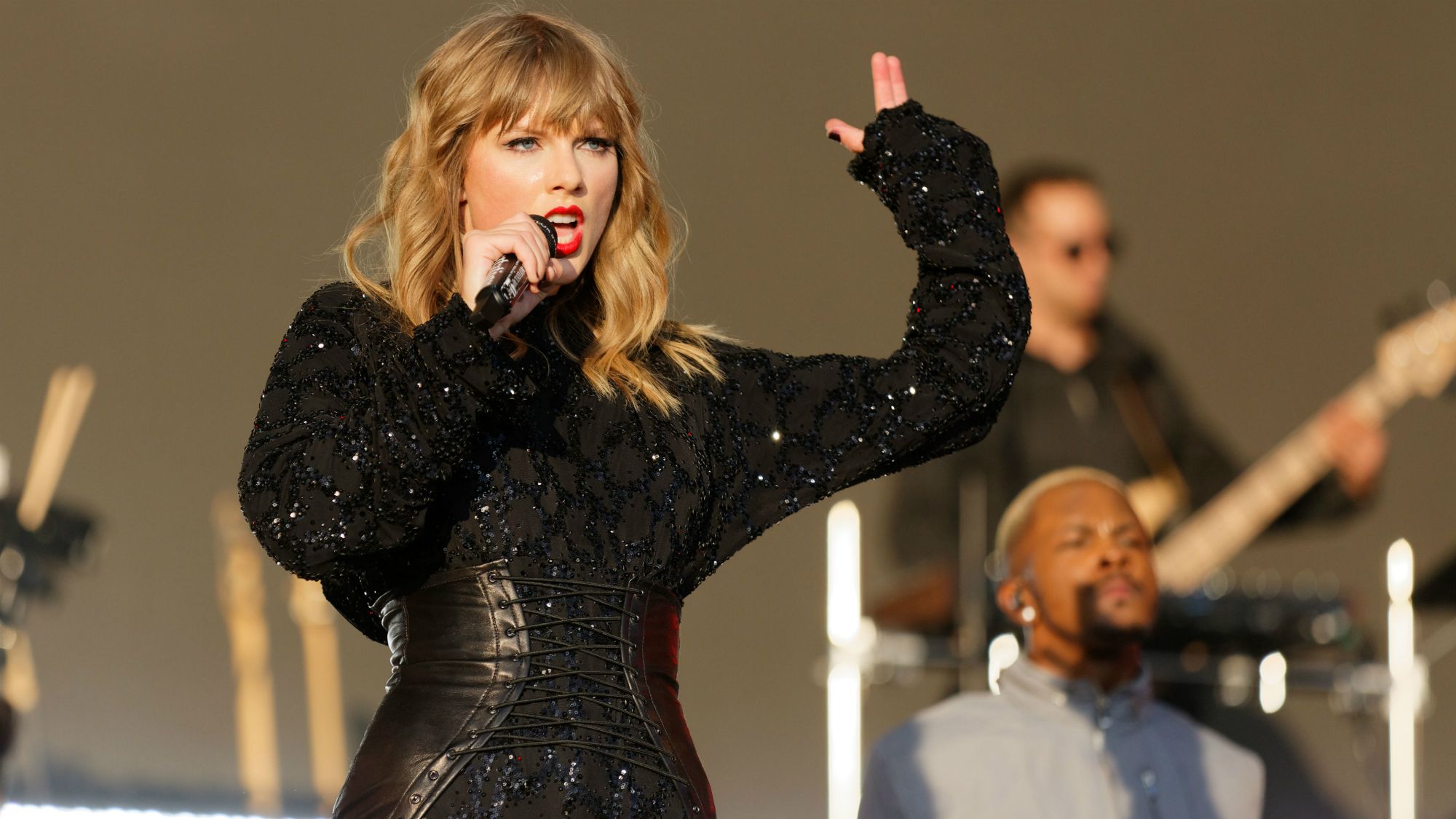This Is Why Taylor Swift Allegedly Fired A Backing Dancer | Marie Claire UK