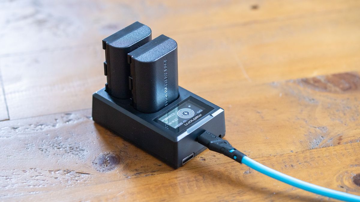 Mathorn MB-202 Ultimate for Canon LP-E6NH battery replacement review: plug in baby! | Digital ...