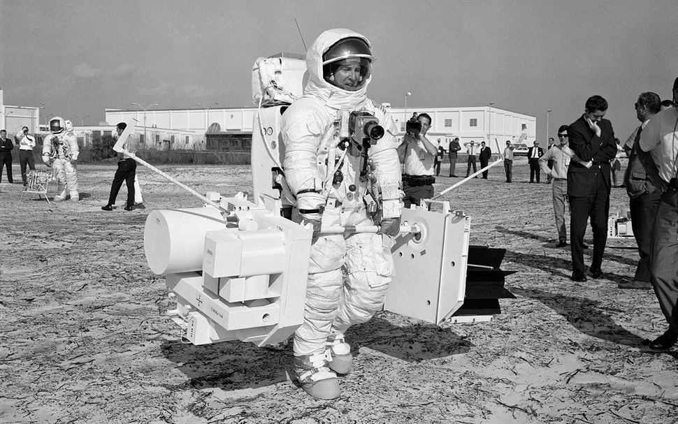 Building Apollo (Photos): Page 2 | Space