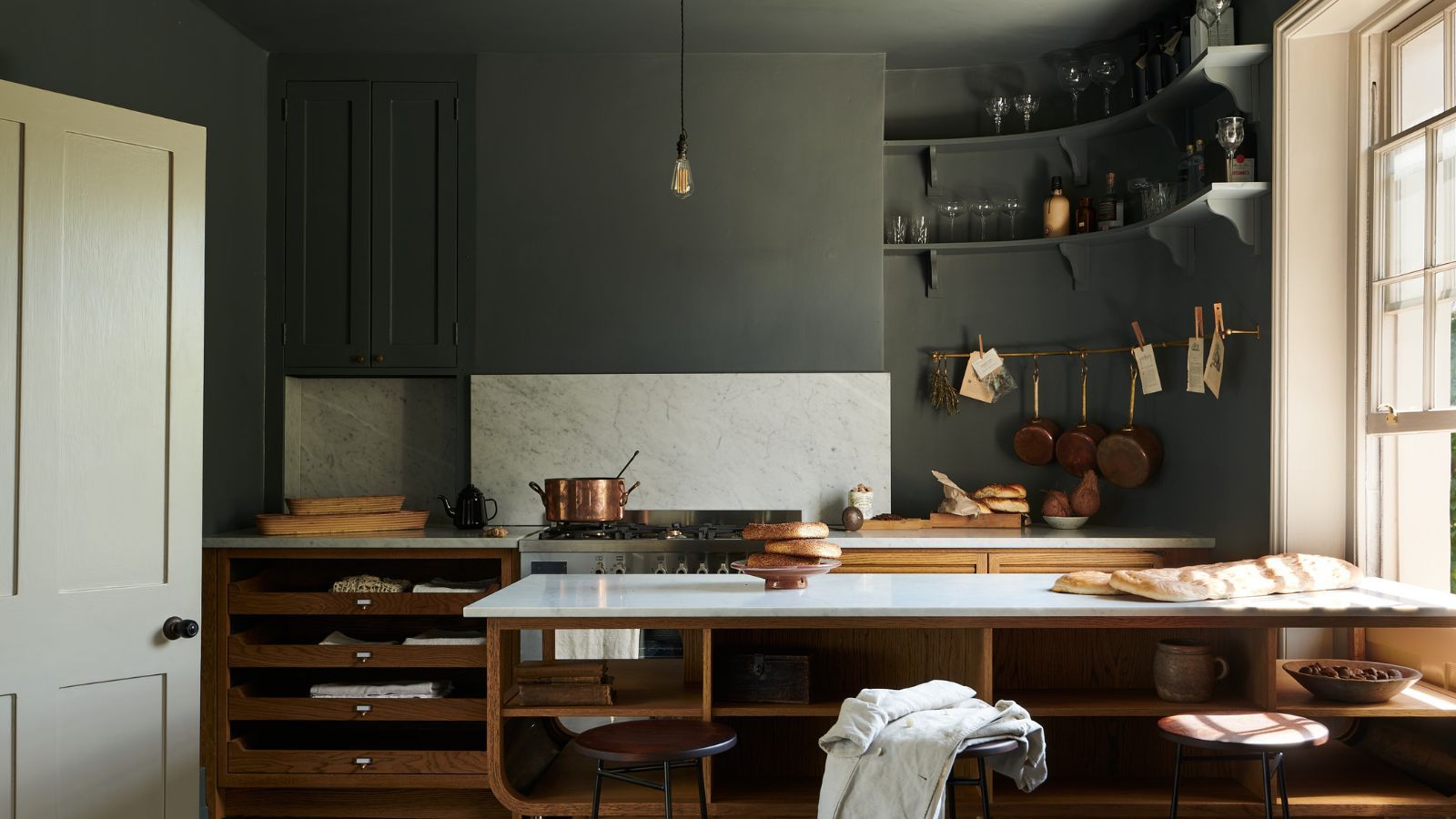 What is a peninsula kitchen layout? Experts weigh in | Homes and Gardens