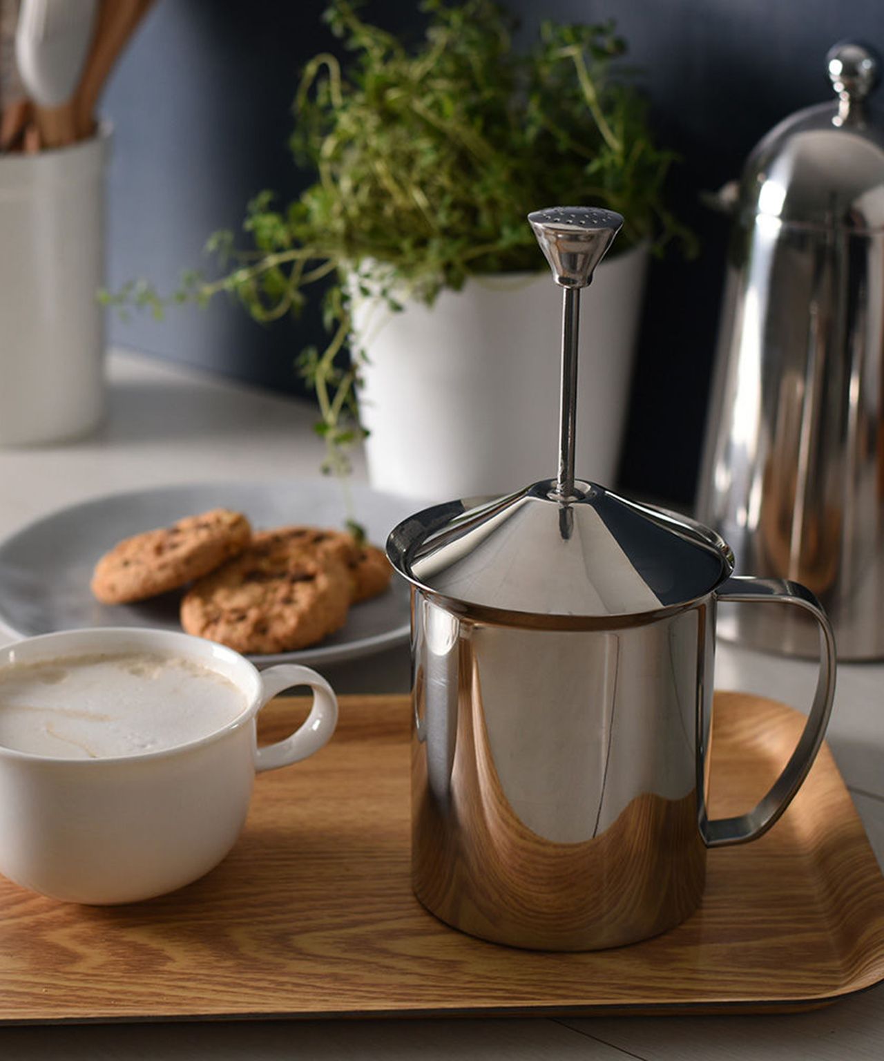 How to froth milk: 8 foam-making methods for a creamy coffee | Real Homes