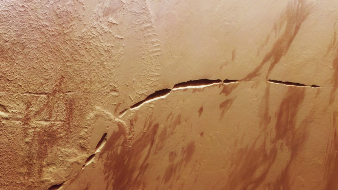 Grand Canyon-size 'scar' on Mars revealed like never before in striking ...