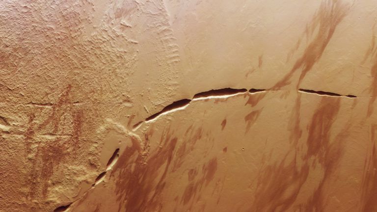Grand Canyon-size 'scar' on Mars revealed like never before in striking ...