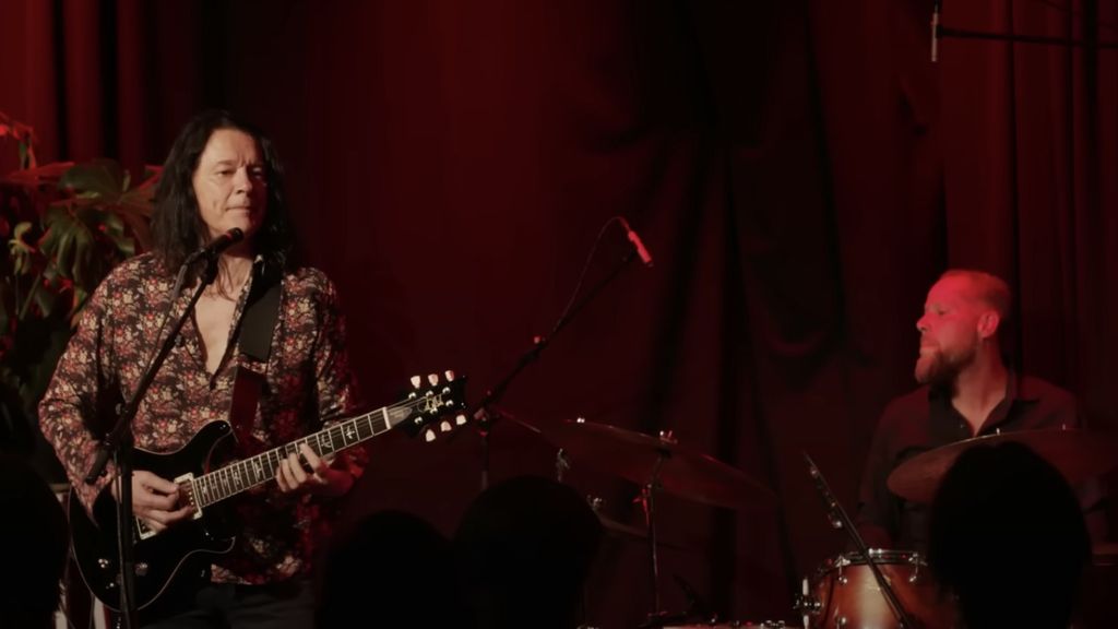 Watch Robben Ford take his signature PRS guitar for a debut spin at ...