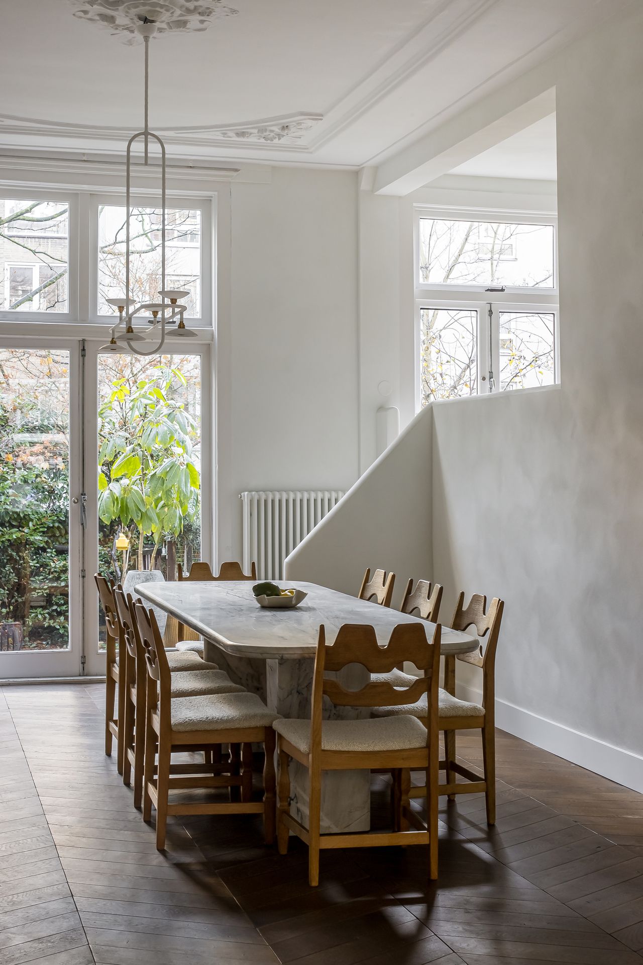 Round vs rectangle dining tables - which is better for family dinners? | Livingetc