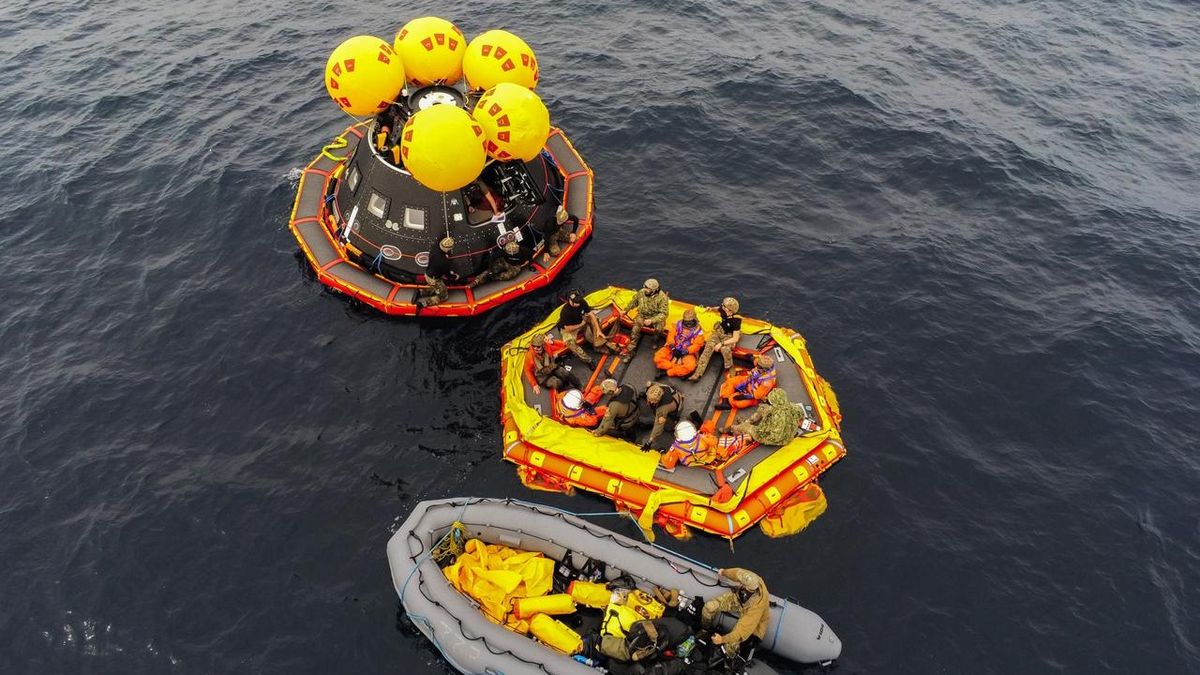 Get to the choppa! Artemis 2 moon astronauts practice splashdown with U ...