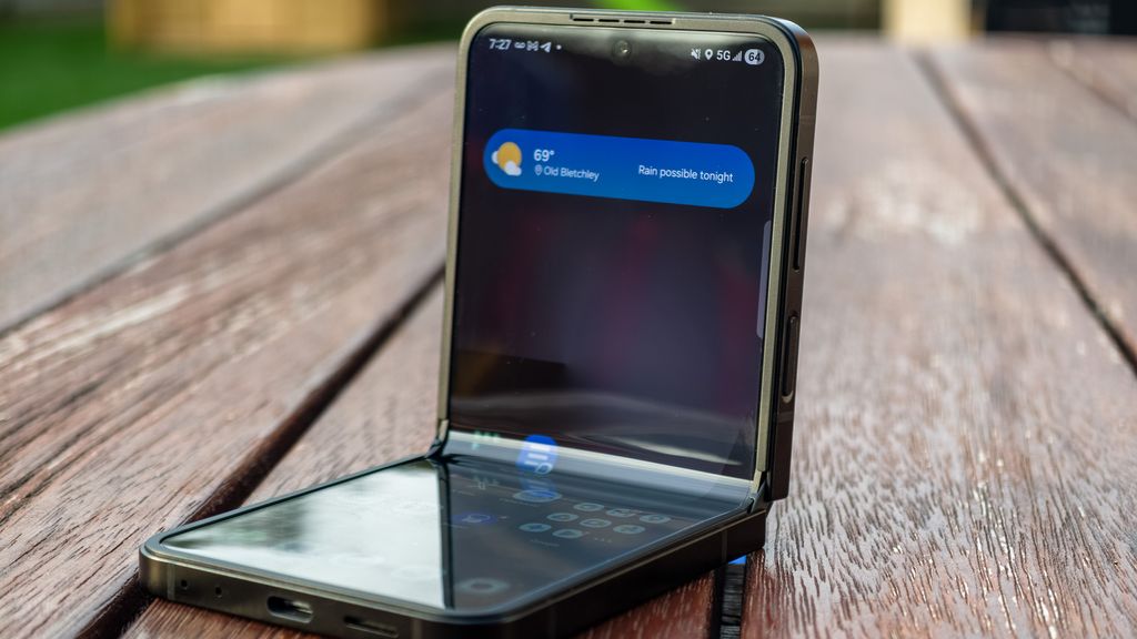 This underrated Samsung flip phone just scored a 21% discount during ...