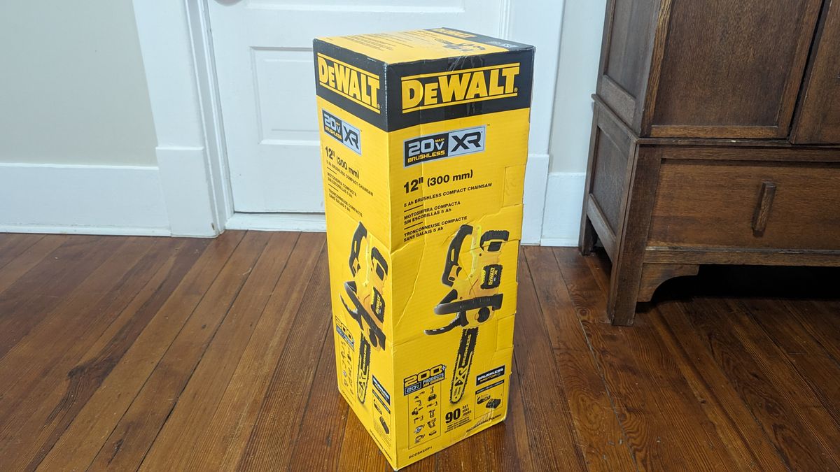 DeWalt DCCS620P1 20V MAX 12in. Brushless Cordless Battery Powered ...