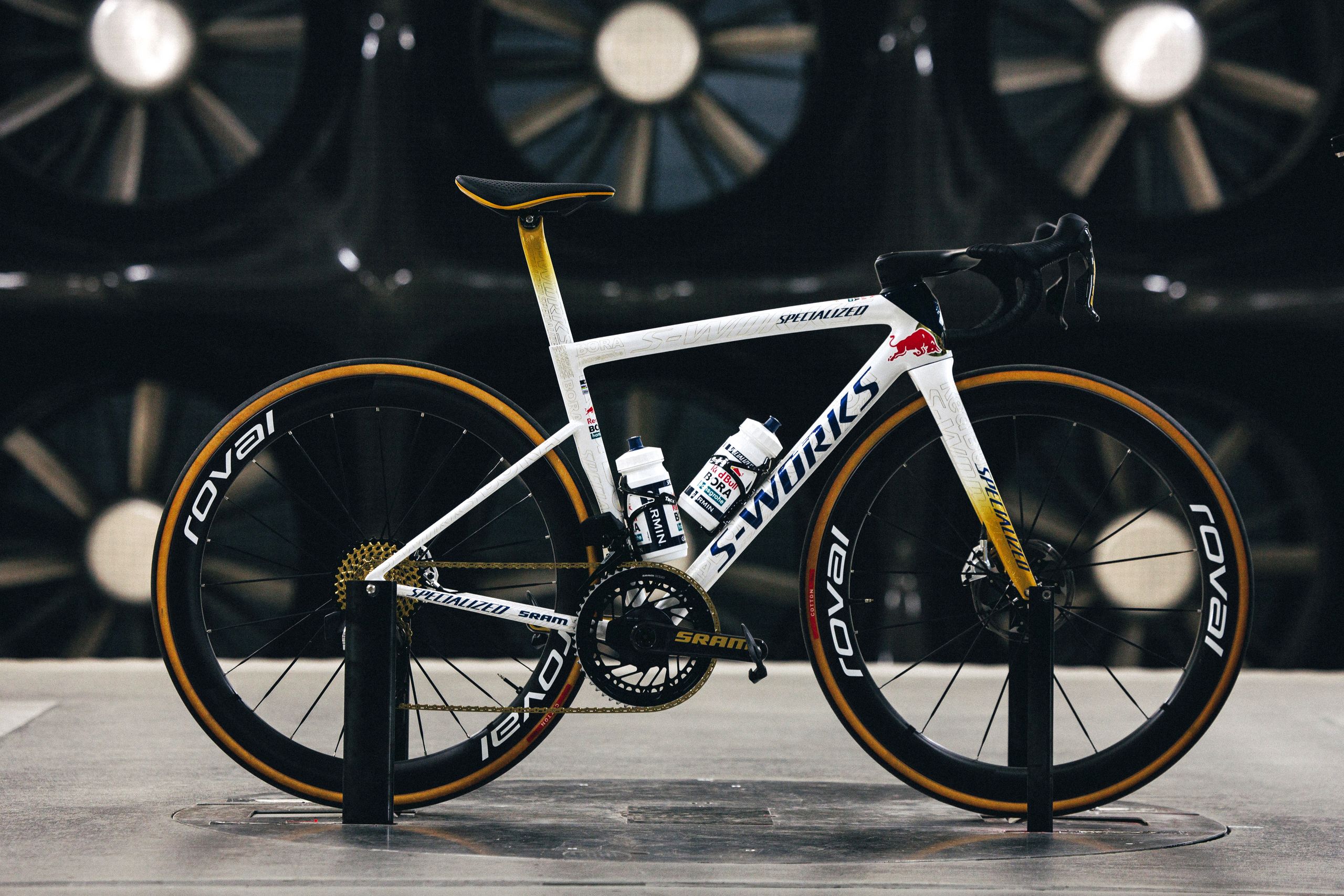 Remco Evenepoel’s Specialized S-Works Tarmac SL8 for 2026: Gold accents ...