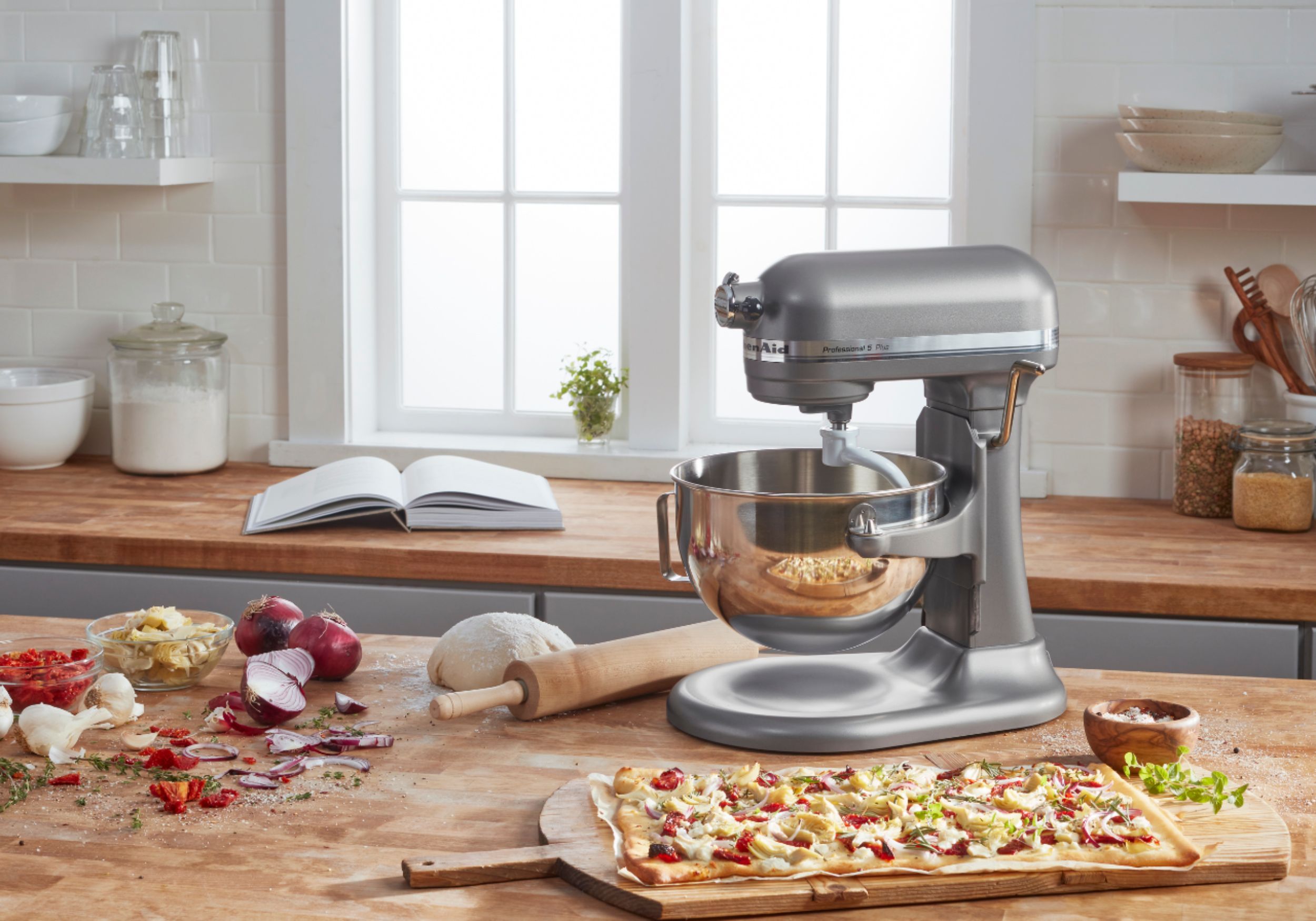 Hand mixer vs stand mixer: which should you buy? | Homes and Gardens