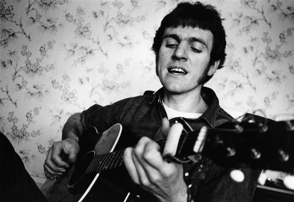Ralph McTell reveals the story behind his classic hit "Streets of ...