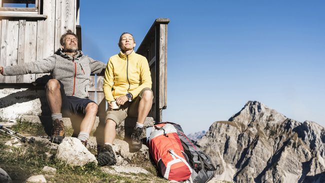 Hut to hut hiking: what is it and what do you need to take? | Advnture