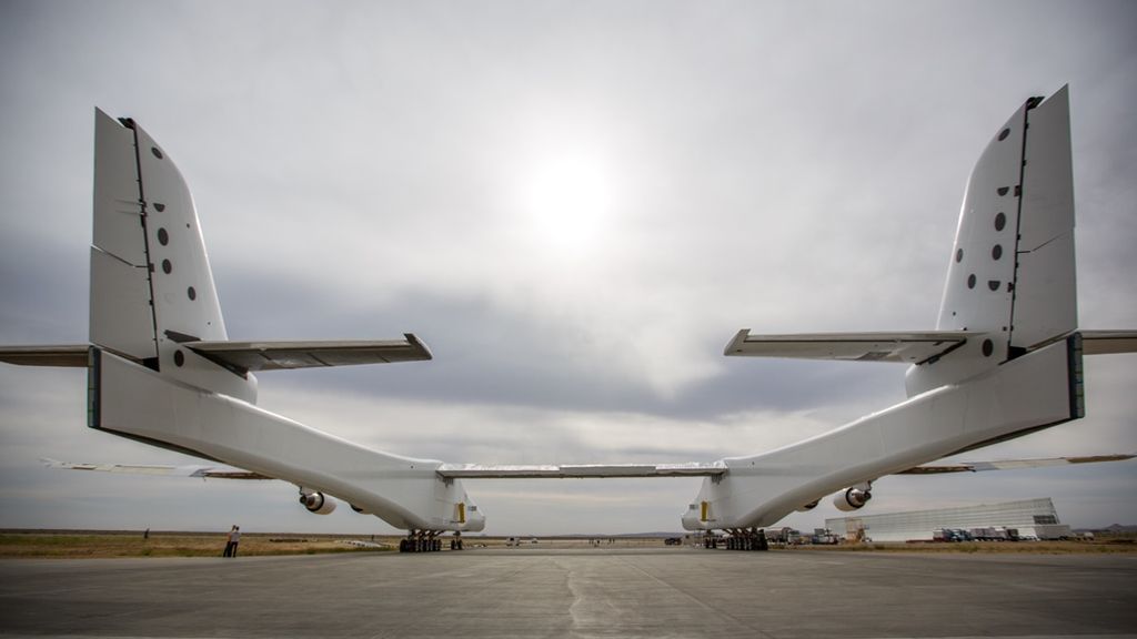 Paul Allen's Ginormous Stratolaunch Carrier Plane Rolls Out for 1st ...