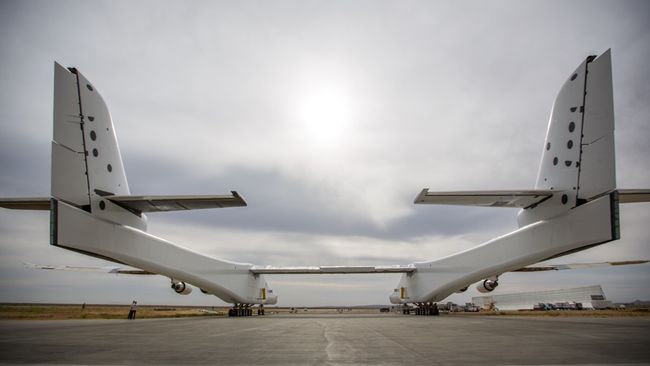 Paul Allen's Ginormous Stratolaunch Carrier Plane Rolls Out for 1st ...