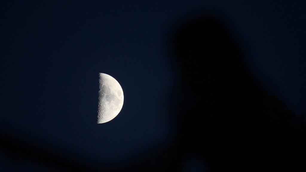 Saturn shines with the waxing moon at sunset on Nov. 29 | Space