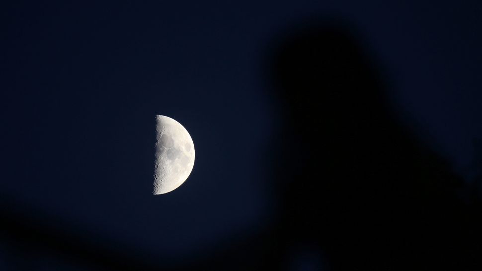 Saturn shines with the waxing moon at sunset on Nov. 29 | Space