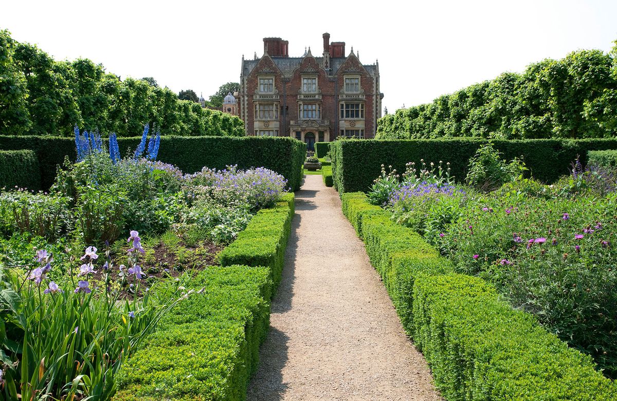 Sandringham Royal lawn will begin its renovation today | Homes and Gardens
