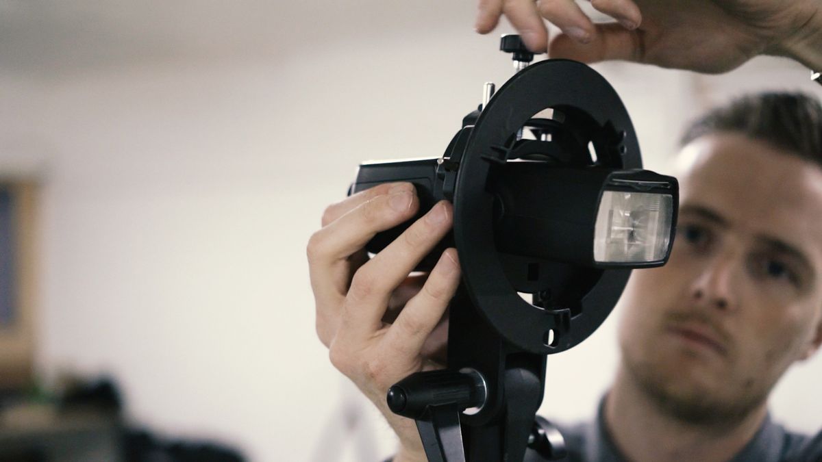 5 creative indoor portrait ideas - Part 3:Slit lighting effect ...