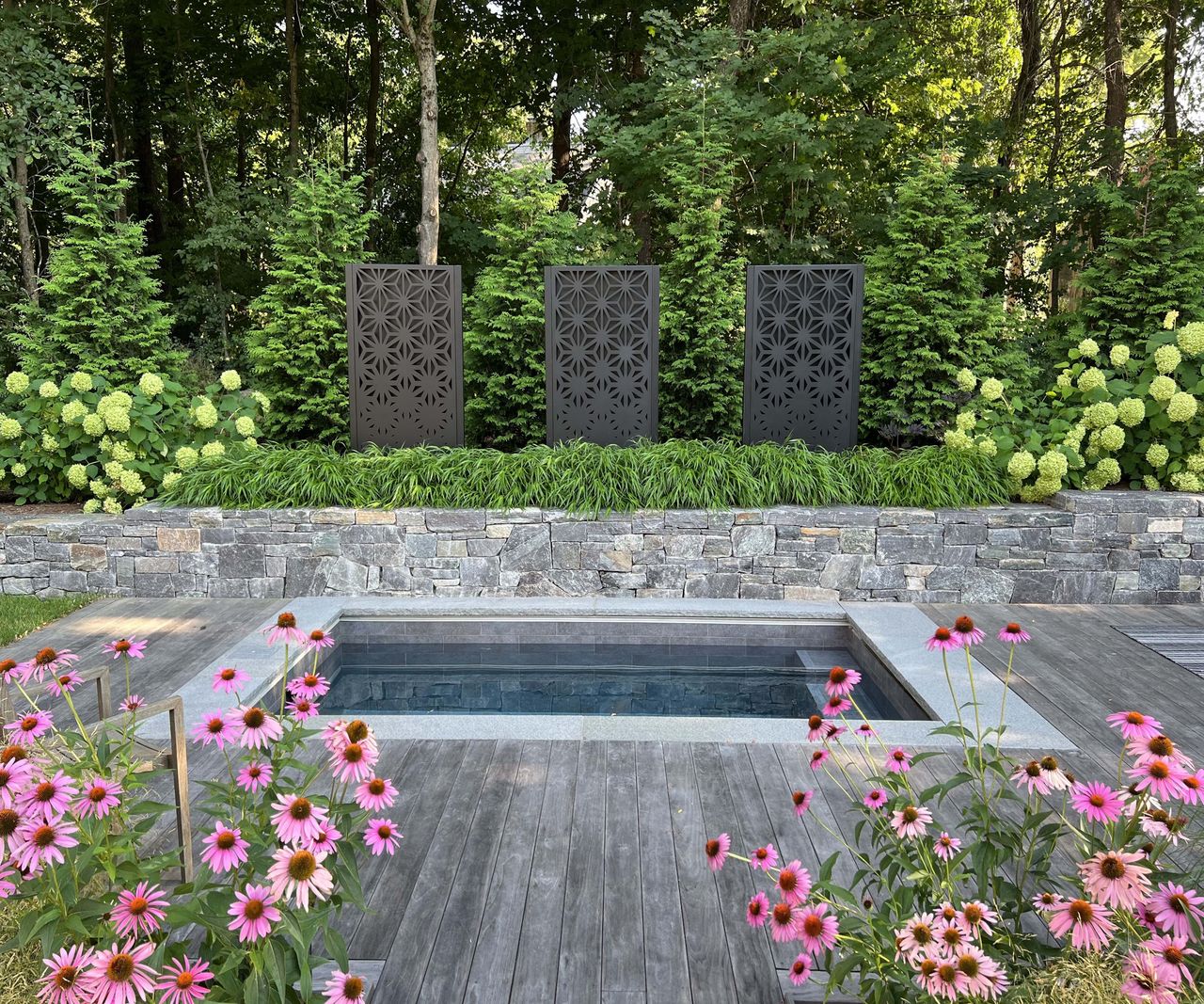 Plants to avoid around a pool: 10 varieties not to plant | Homes and ...