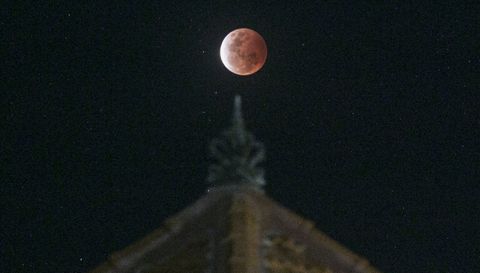 Blood Supermoon Lunar Eclipse wows skywatchers around the world (photos ...