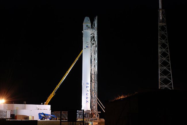 MISSION UPDATE: SPLASHDOWN! SpaceX's Dragon Splashes Down in the ...