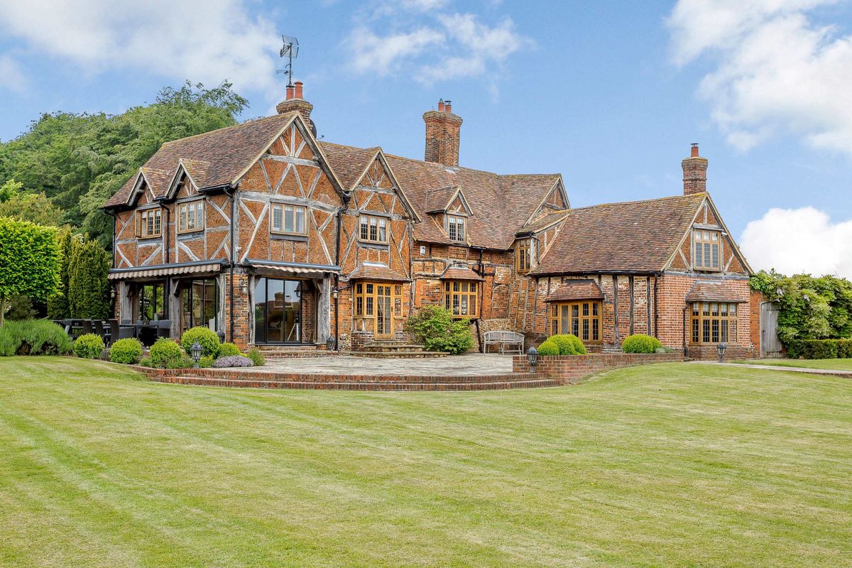A graceful Elizabethan home with modern additions so in-keeping that ...