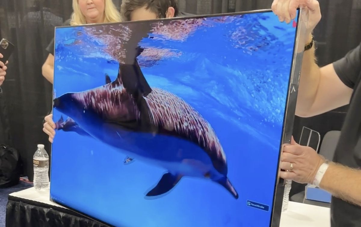 I just saw the world's first wireless OLED TV — and it's pretty awesome ...