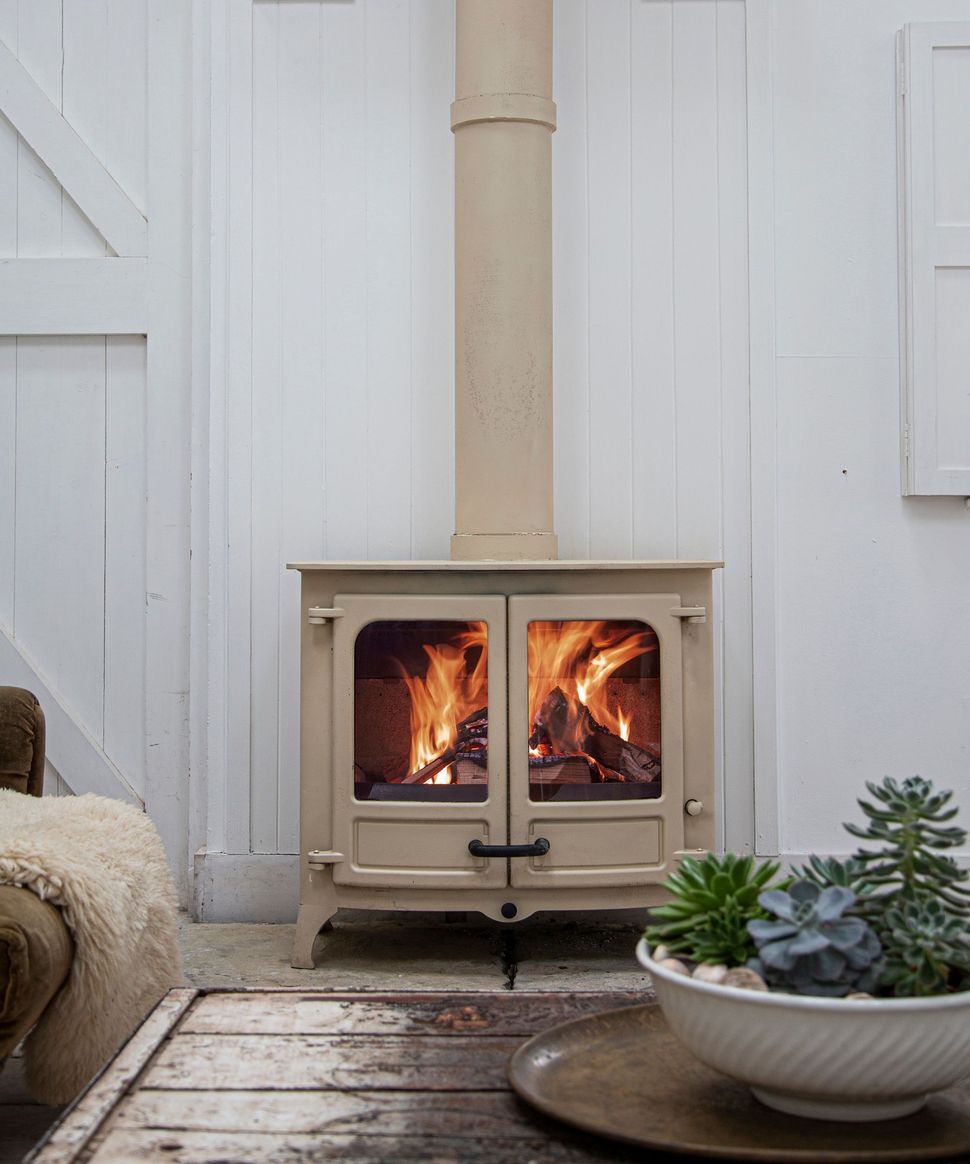 22 log burner ideas to create a warm and cosy ambience | Homebuilding