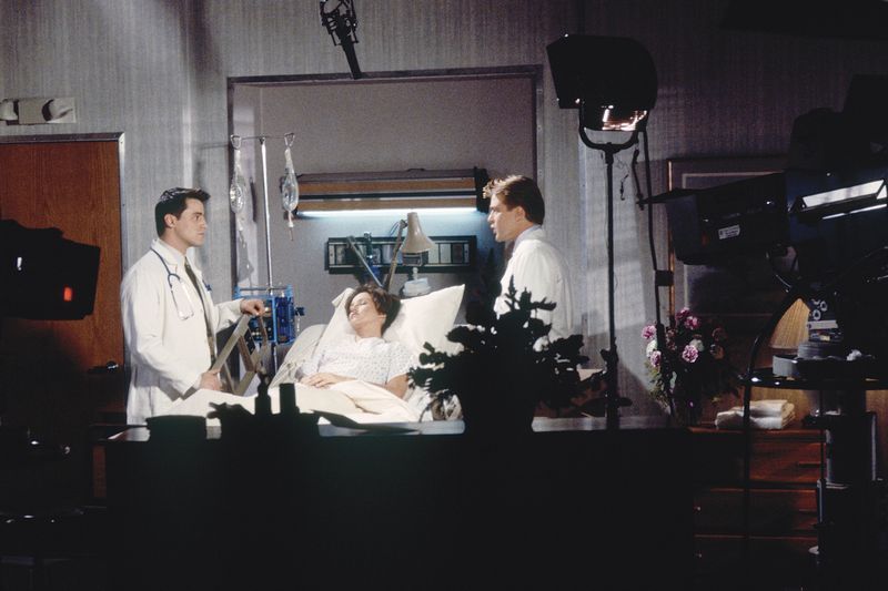 'Friends' Set Photos - Behind-the-Scenes 'Friends' Cast & Set Pictures ...