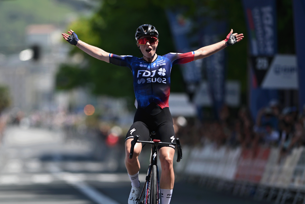 Volta a Catalunya Femenina: Demi Vollering claims overall victory, leads out teammate Loes ...