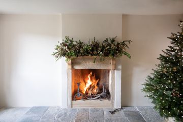 Christmas fireplace decor: 25 ways to a festive fireside