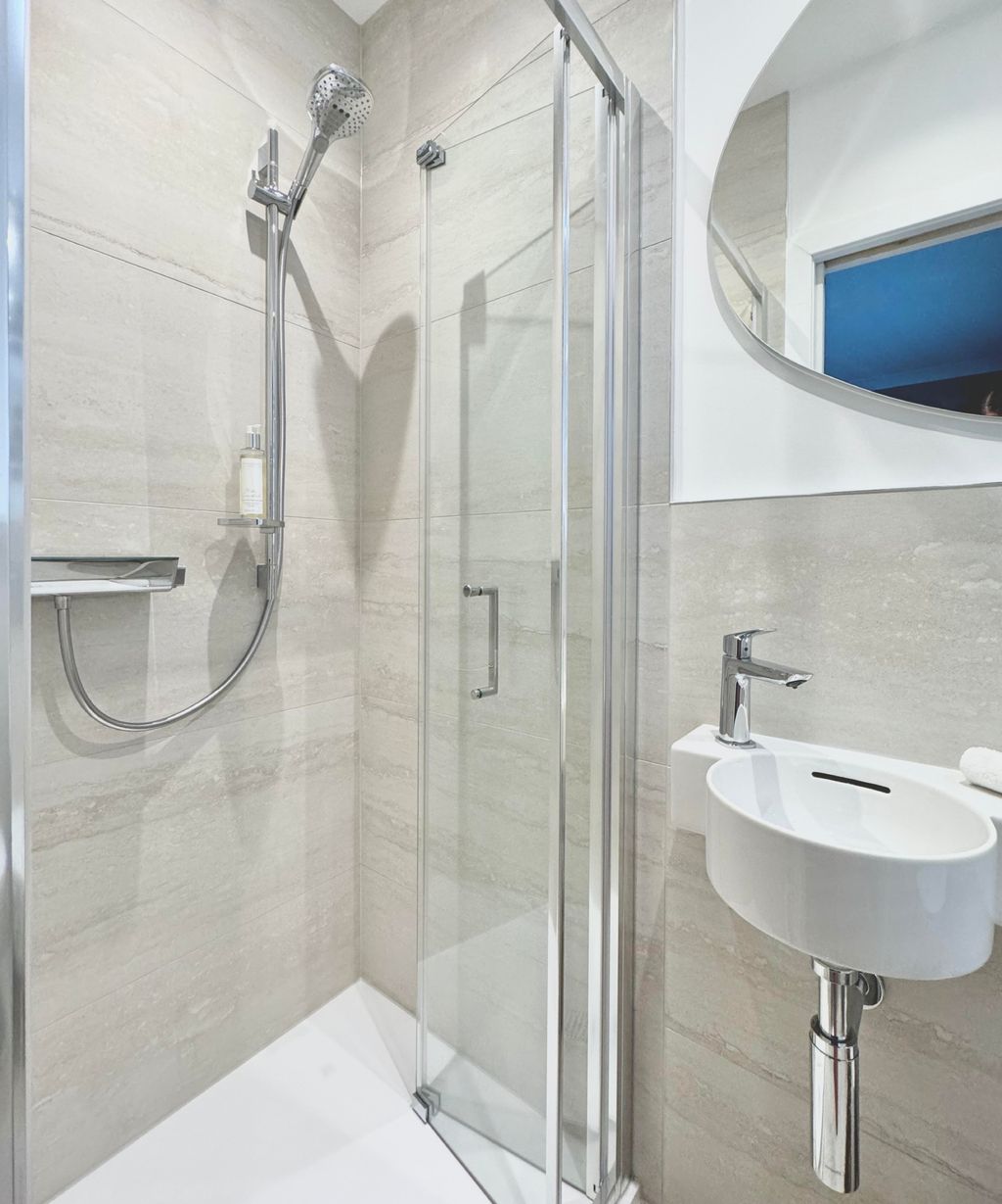 23 small ensuite ideas that transform tiny into tremendous | Homebuilding