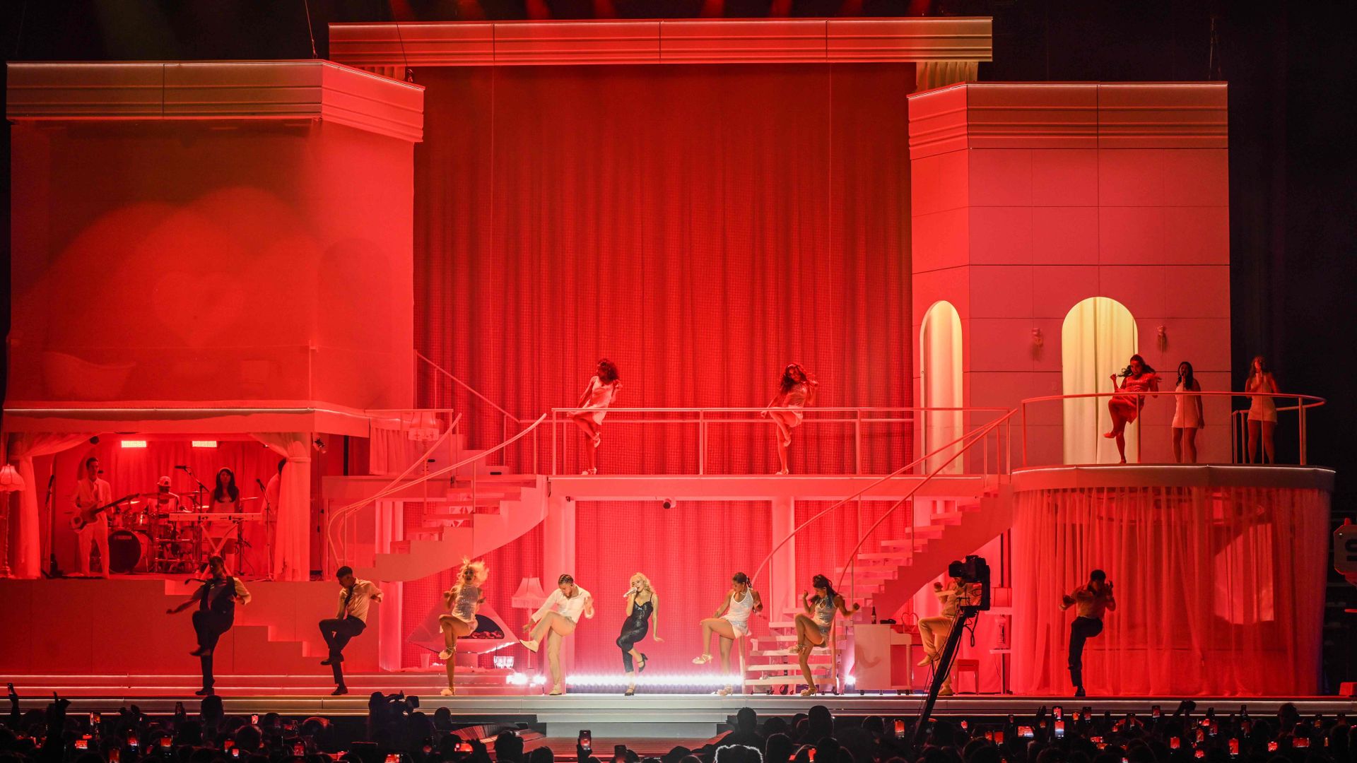 Why are artists like Sabrina Carpenter building their homes on stage ...