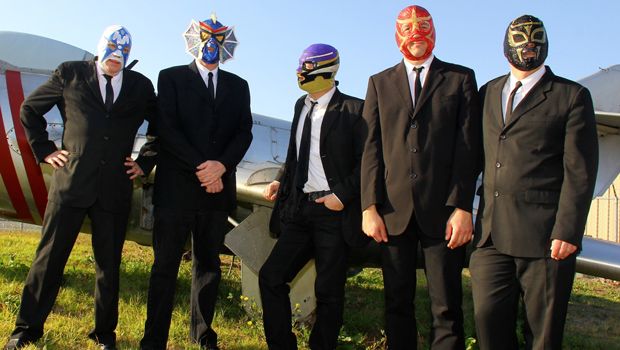 Exclusive Video Premiere: Los Straitjackets — "Space Mosquito" | Guitar ...
