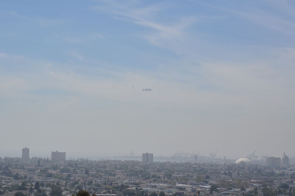 Space Shuttle Endeavour Lands in L.A. for Display at California Science ...