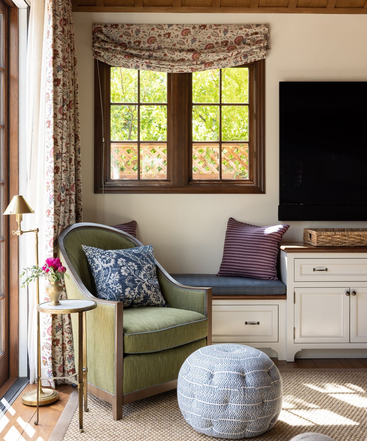 How to organize a corner cabinet: 5 tricks to maximize awkward storage ...