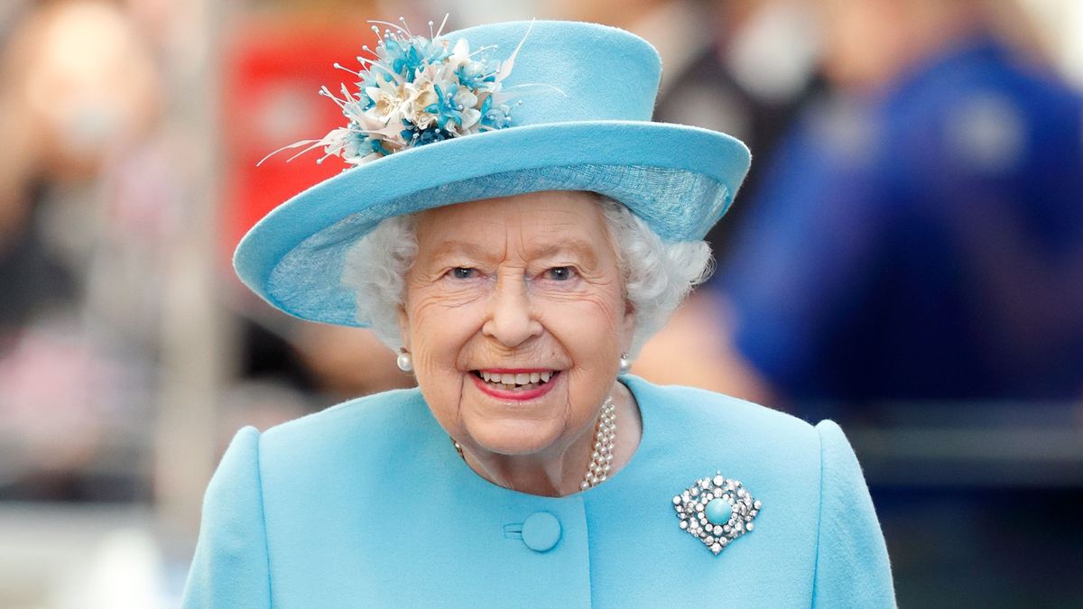 The Blue Curse: Why the Queen wearing blue at royal weddings became a ...