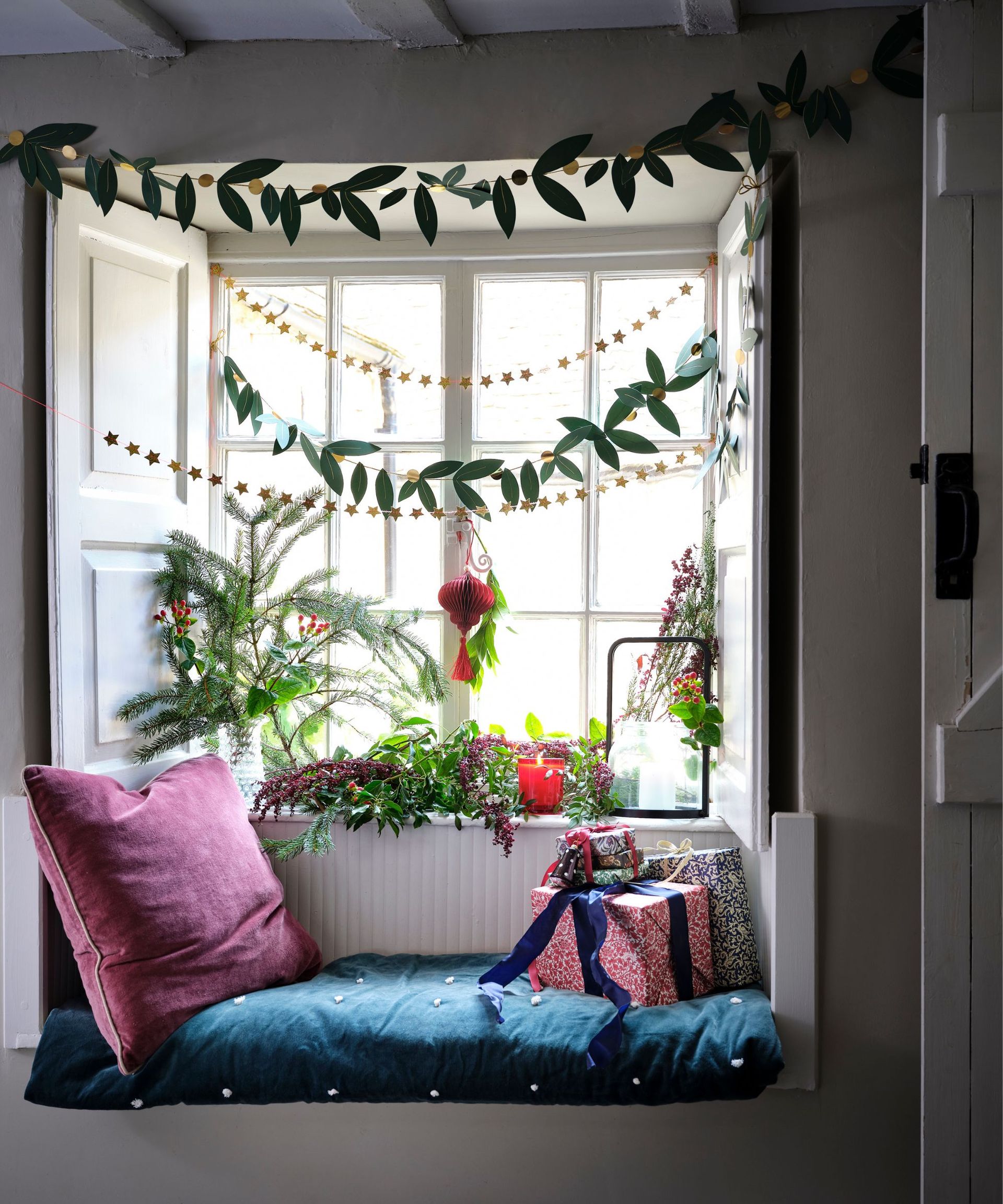 Christmas window decor ideas: 20 festive ideas you'll love | Homes and ...