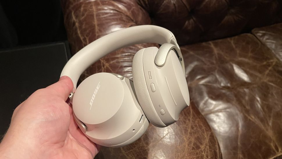 Bose QuietComfort Ultra Headphones vs Apple AirPods Max: which flagship ...