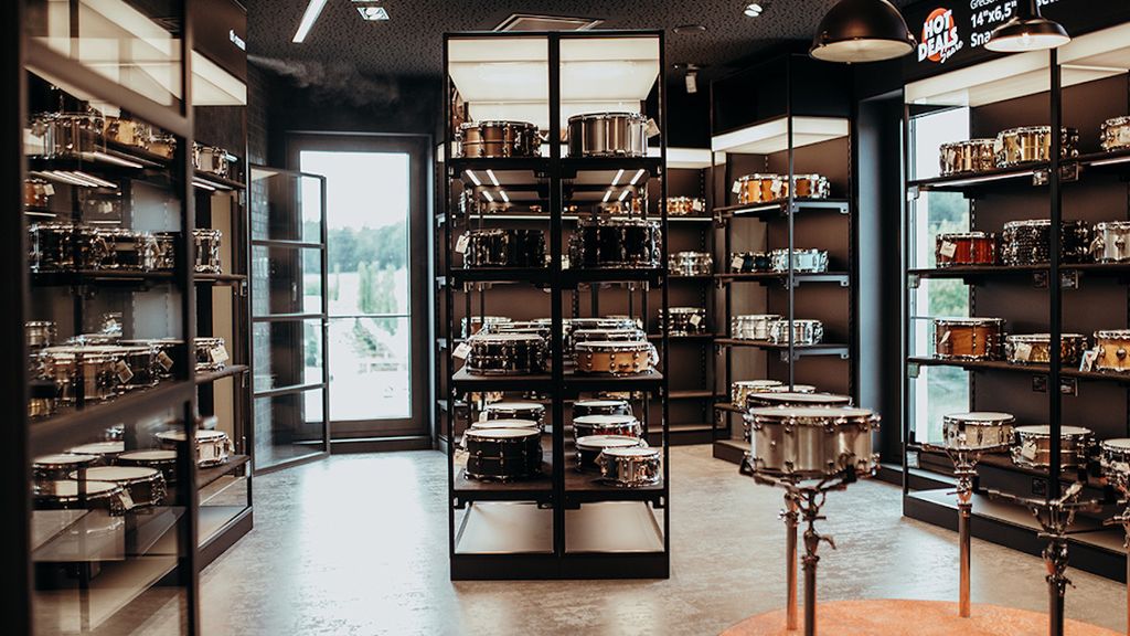 "Musicians like to test their gear in the shops – online retail will ...