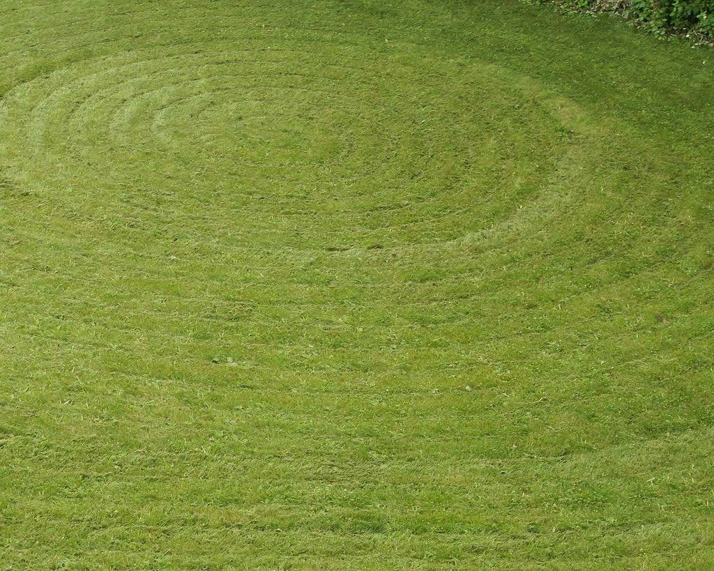 Lawn mowing patterns: 6 designs plus tips on how to do it | Gardeningetc