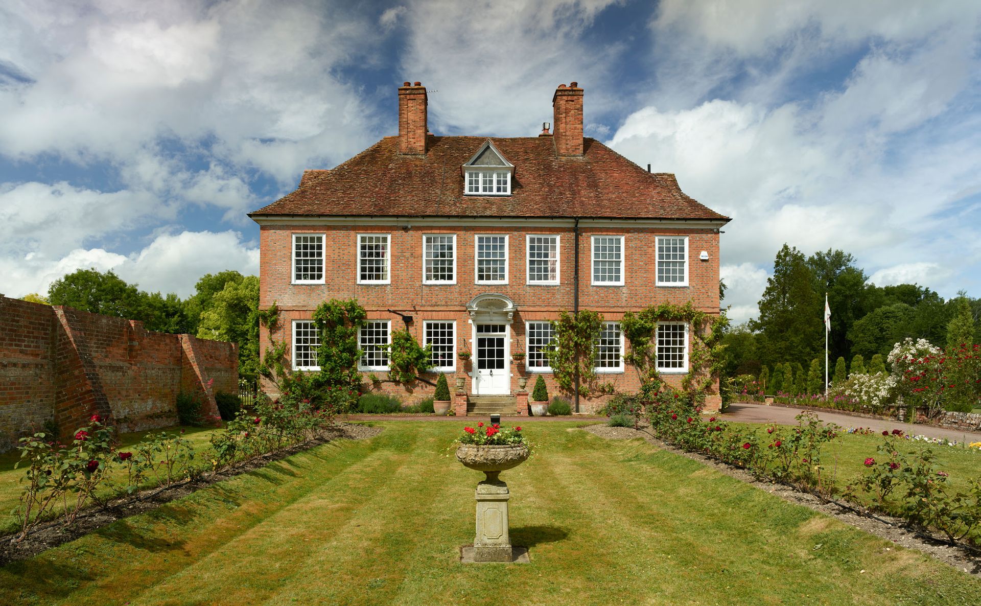 An Oxfordshire mansion that's been a much-loved family home over three ...