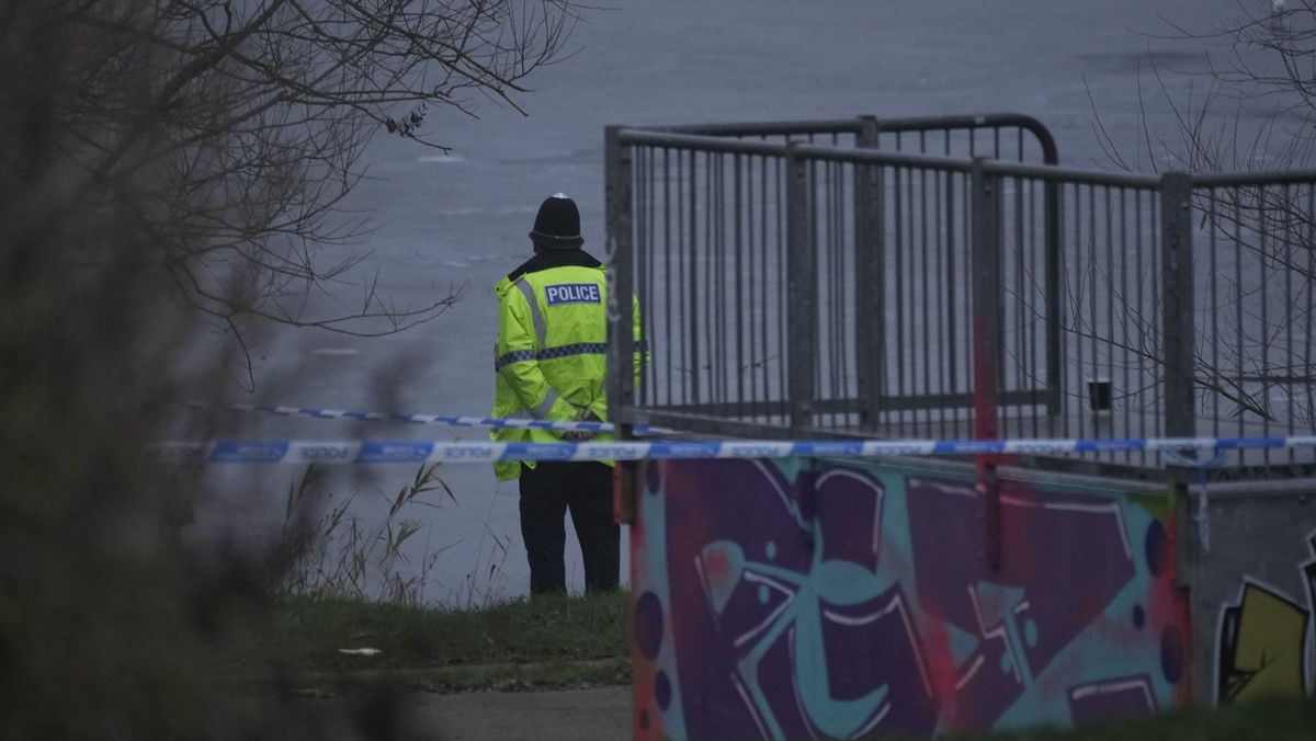 Three children dead after plunging into frozen Solihull lake | The Week