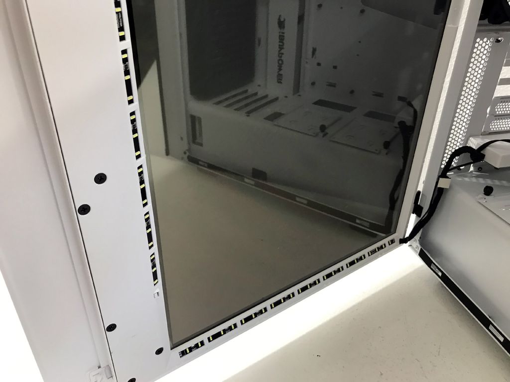 iBUYPOWER Snowblind Review: Translucent Screen on the Side | Tom's Hardware