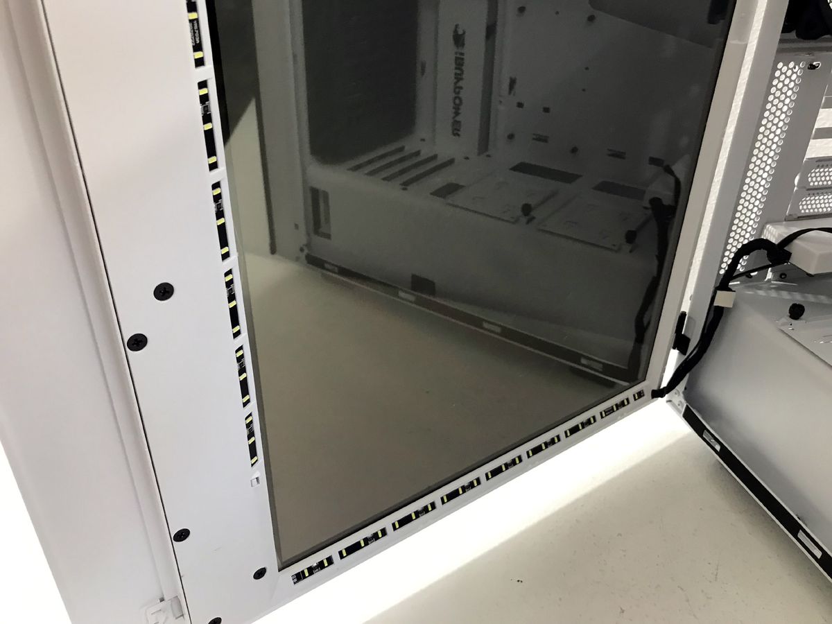 iBUYPOWER Snowblind Review: Translucent Screen on the Side | Tom's Hardware