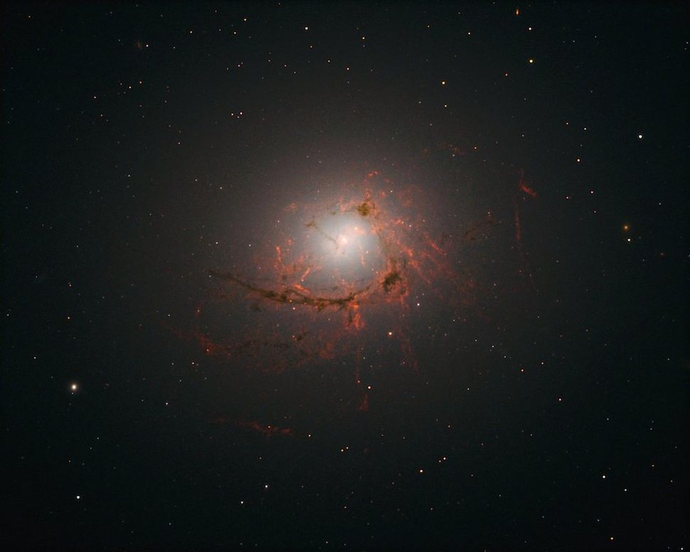 What Tangled Web: Galaxy's Messy 'Threads' Star in New Pic | Live Science