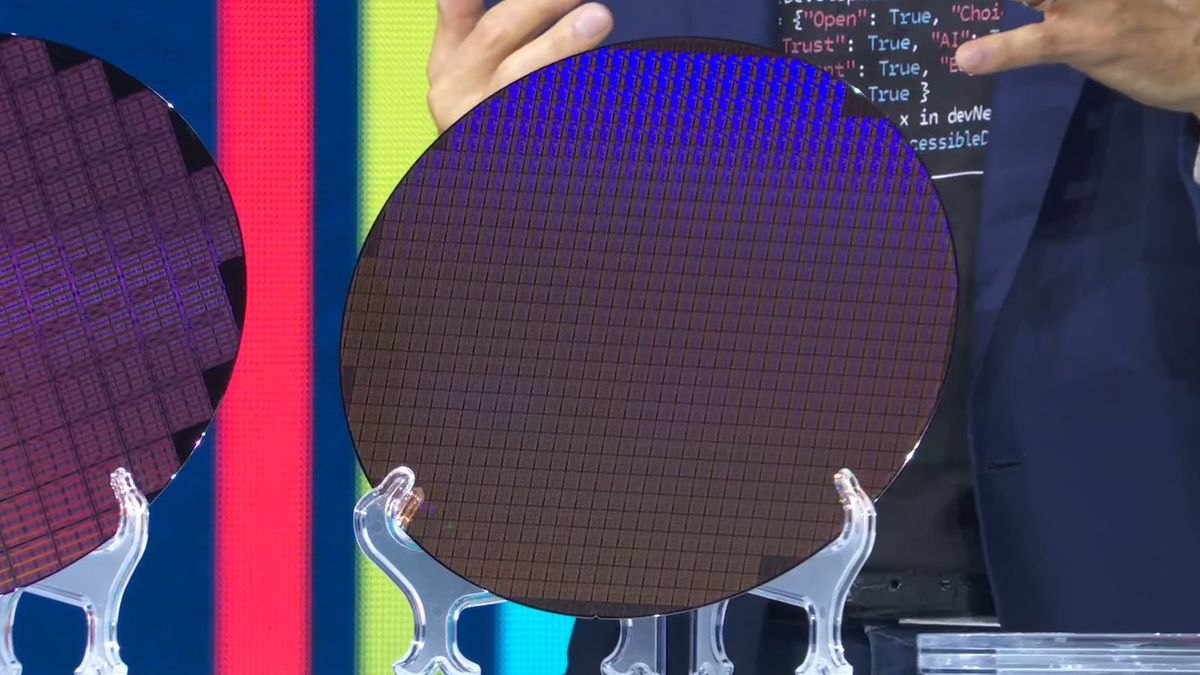 Intel Displays Arrow Lake Wafer With 20A Process Node, Chips Arrive in ...