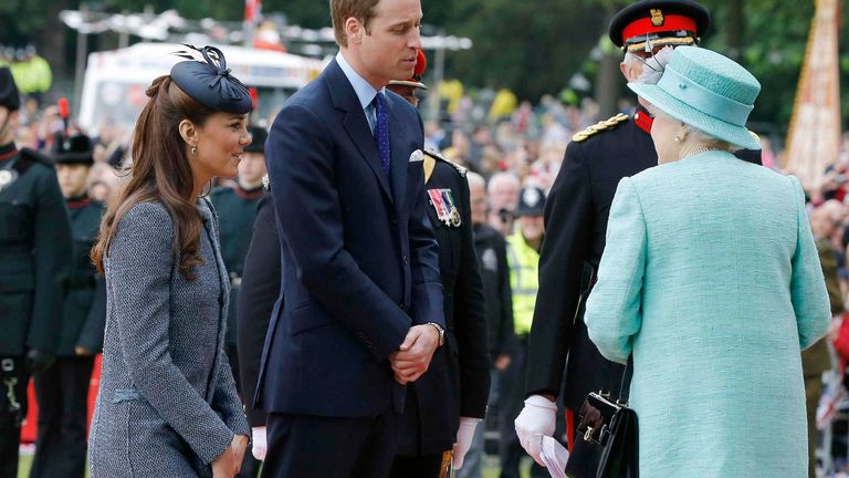 Who Does Princess Kate Curtsy To, According to Royal Protocol? | Marie ...