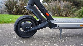 Navee S40 review: A cyberpunk sprinter built for urban jungles | T3