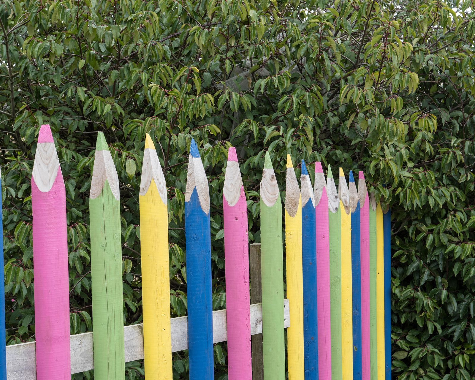 Garden fence color ideas: 14 on-trend tones | Gardeningetc